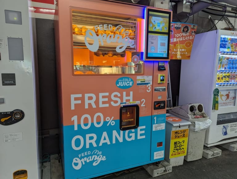 【江戸川区】100％生搾りのオレンジジュースが40秒！！ 葛西のドンキで『Feed ME Orange』の自販機を発見！ | 号外NET 江戸川区